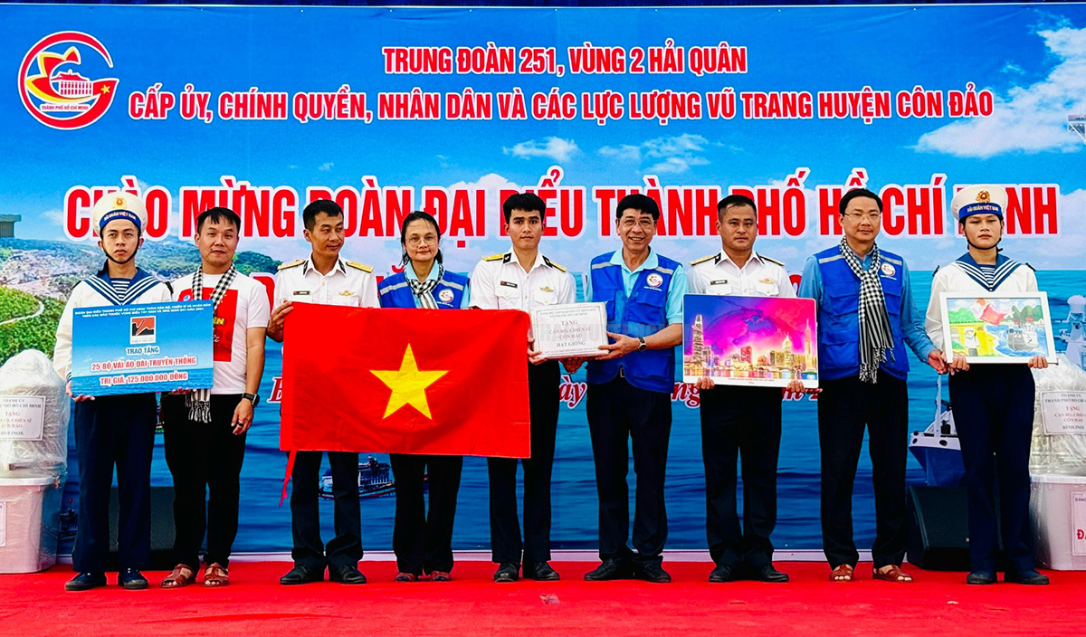 Đoàn công tác Đảng bộ, chính quyền và nhân dân TPHCM thăm, động viên ...